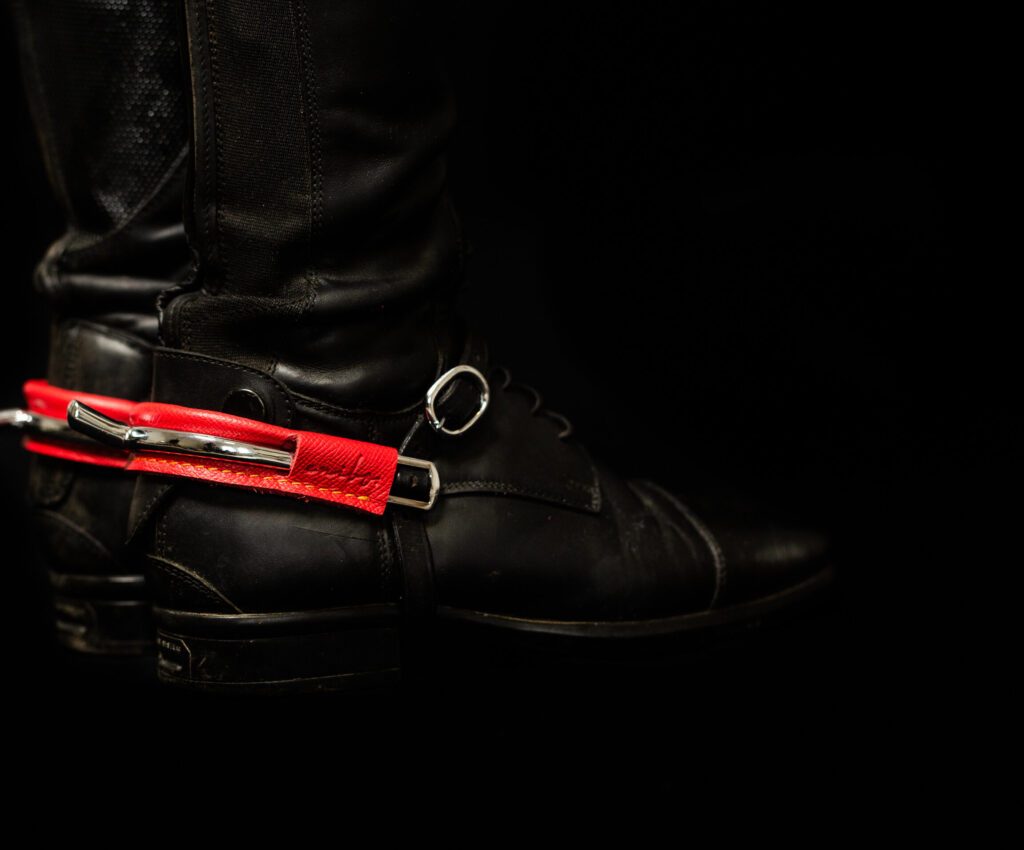 Classic red spur covers – Enibo official webshop